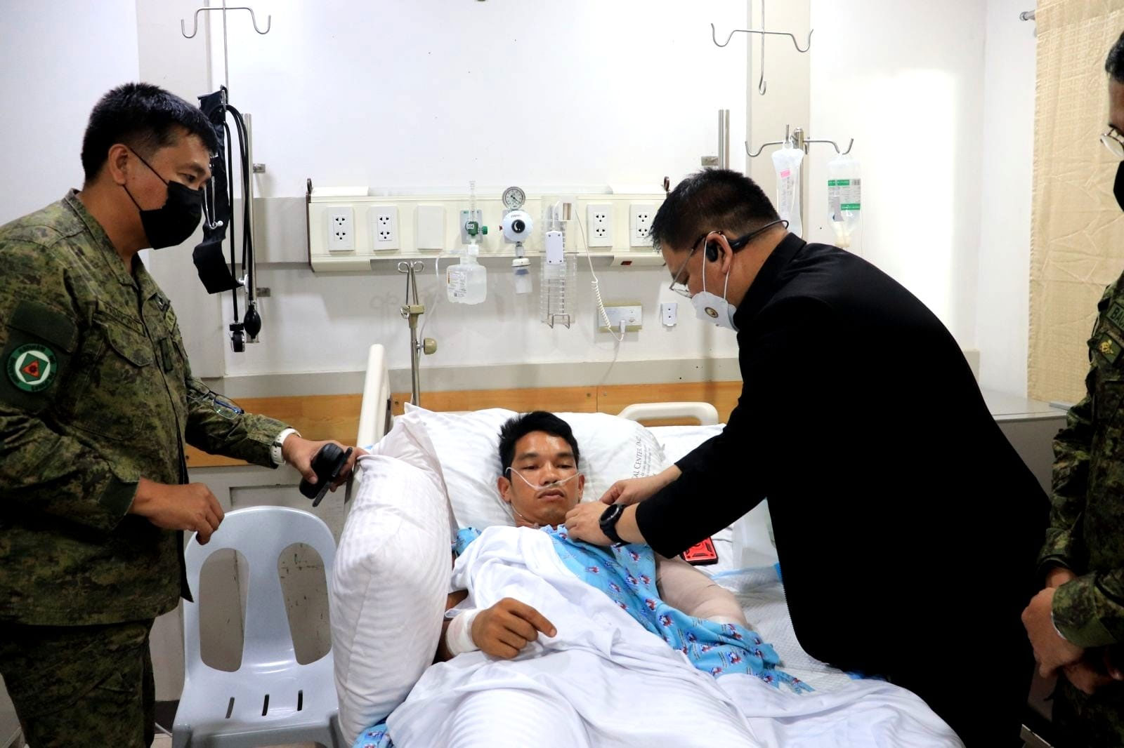 Top Army officials, Defense usec award wounded soldiers, guv condoles ...